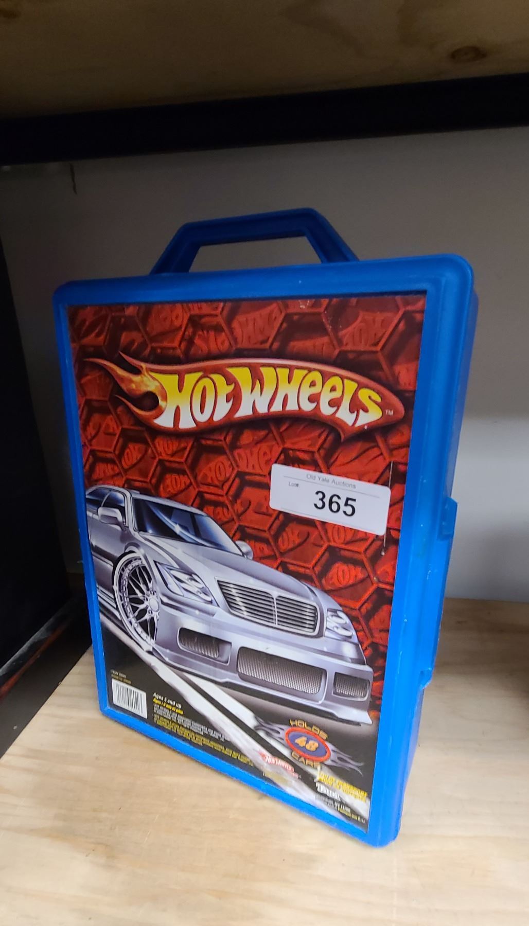 HOT WHEELS COLLECTOR CASE W/35 ASSORTED DIE CAST CARS