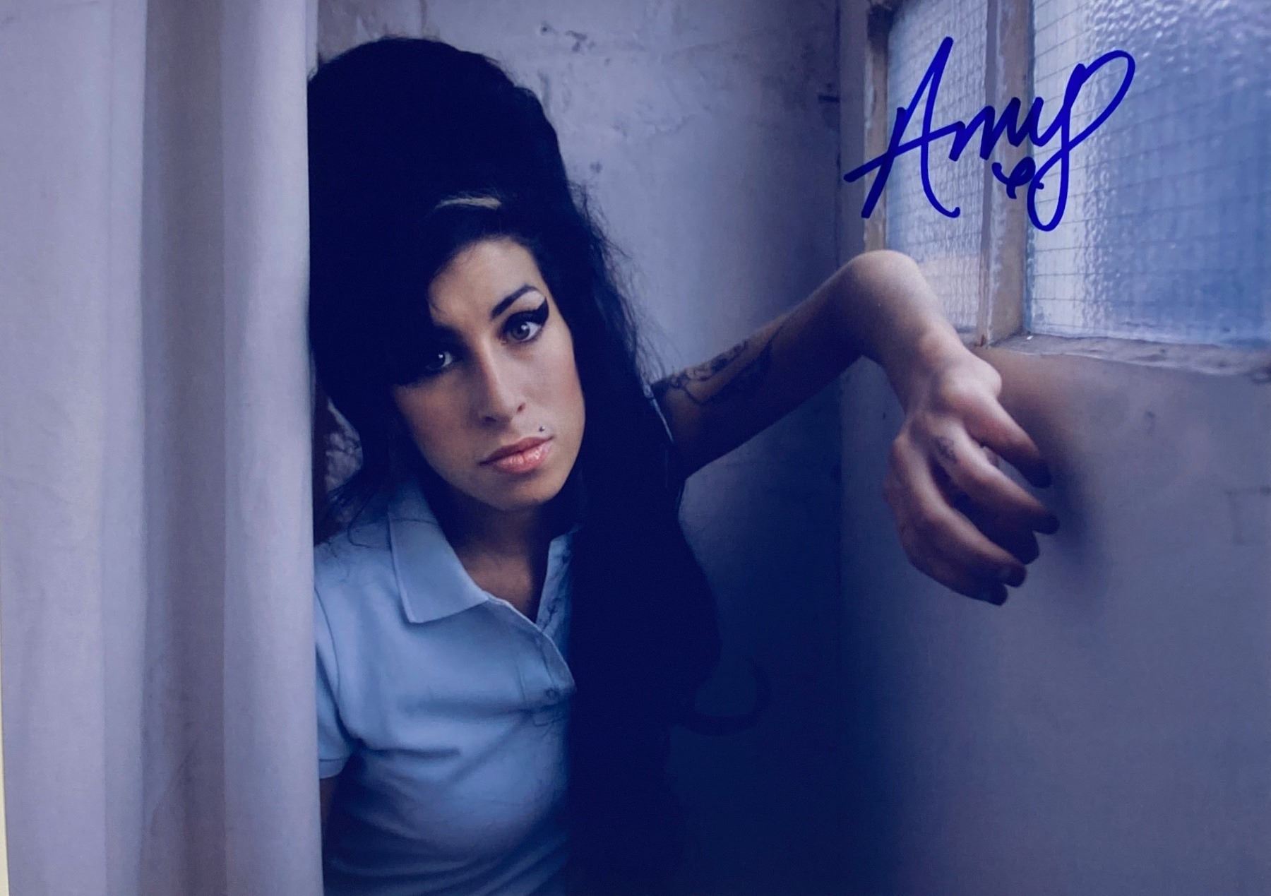 Autograph Signed Amy Winehouse Photo