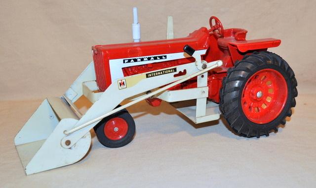 Farmall 806 w/ Flat Fenders & Mounted Loader