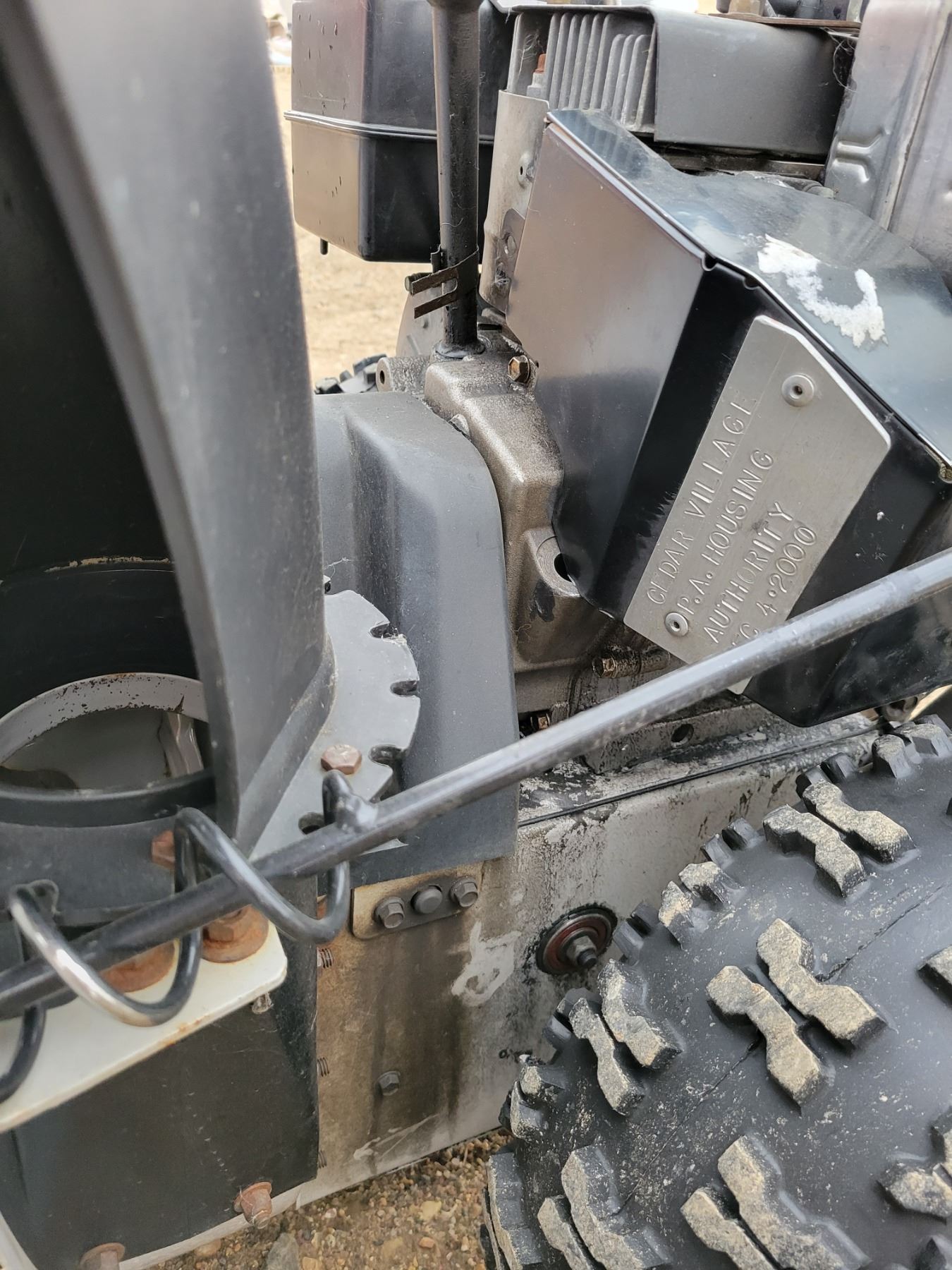 WHITE 10.5 Horsepower 28" snowblower with electric start. Runs, needs ...