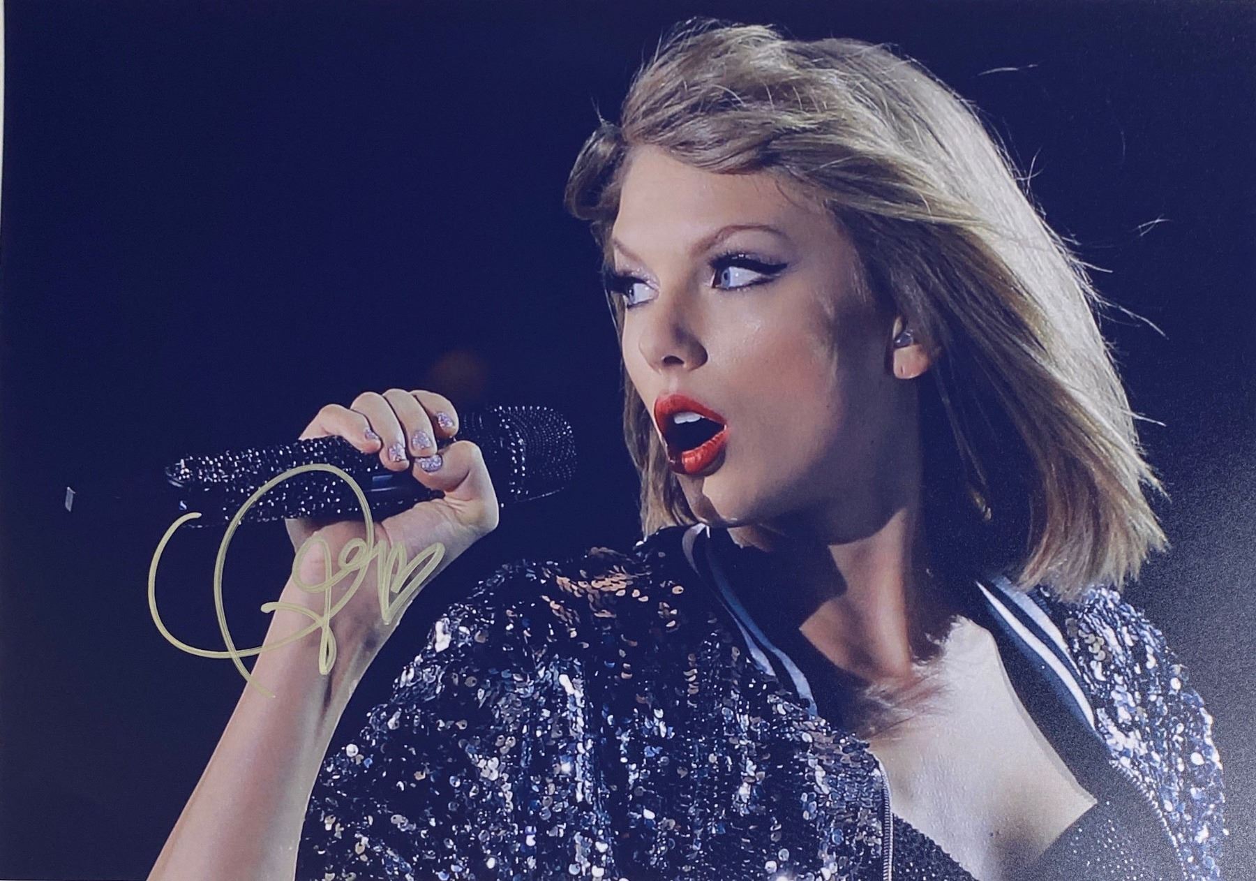 Autograph Signed Taylor Swift Photo