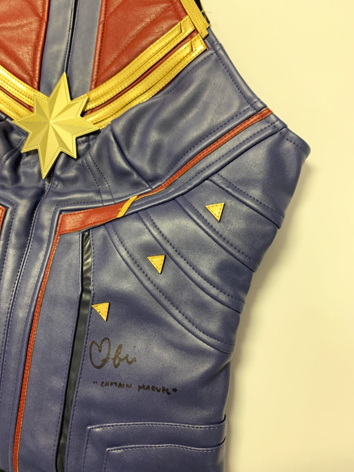 Autograph Captain Marvel Brie Larson Vest
