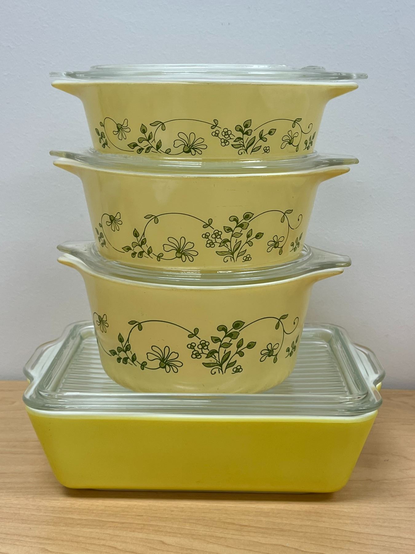 4 Vintage Pyrex Casserole Dishes w/Lids (Dishes are nice but ALL lids ...