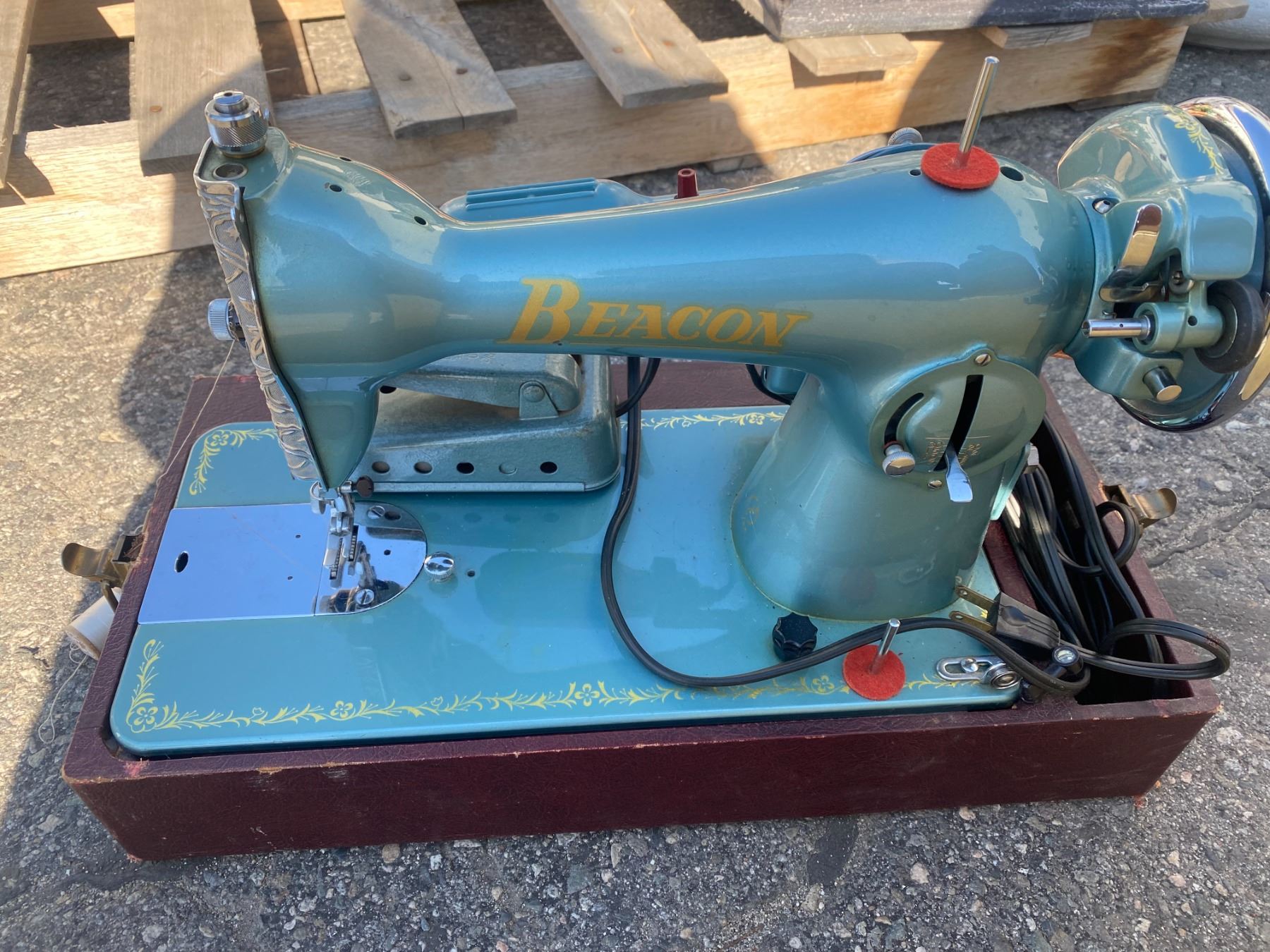 Beacon sewing machine I. Case