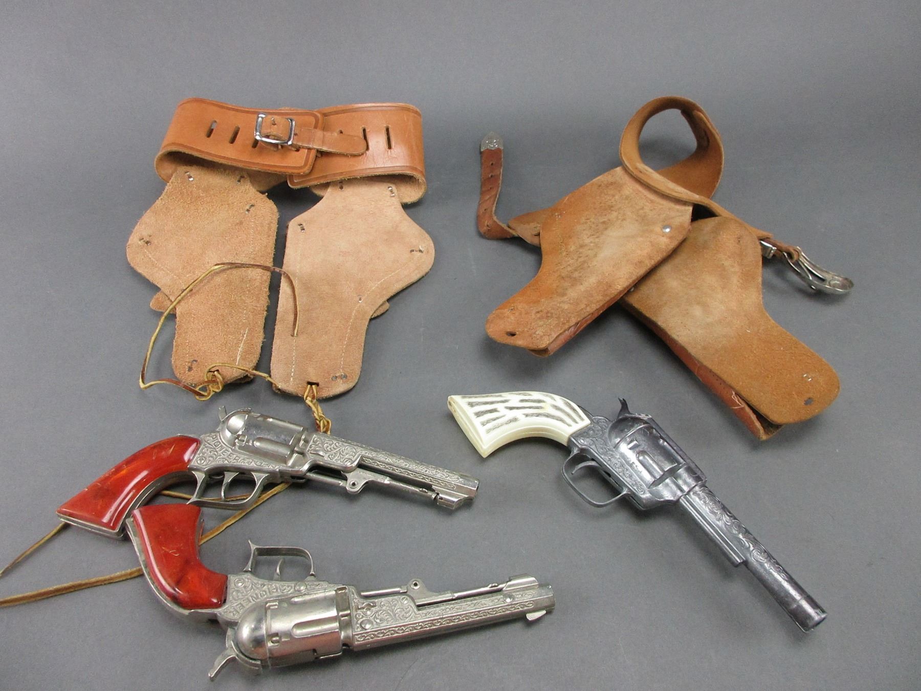 Gunsmoke Dotted Holster With 2 Toy Guns- Tooled And Dotted Holster With ...