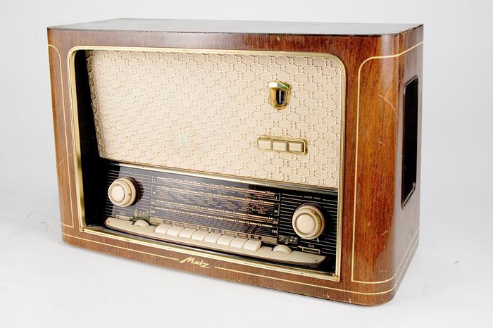 Early 1960's Metz Faux Wood Cabinet Stereo Radio