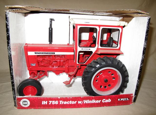 IH 756 w/ Hiniker Cab