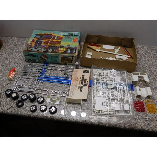 AMT White Freightliner Truck Tractor Dual Drive Model Kit