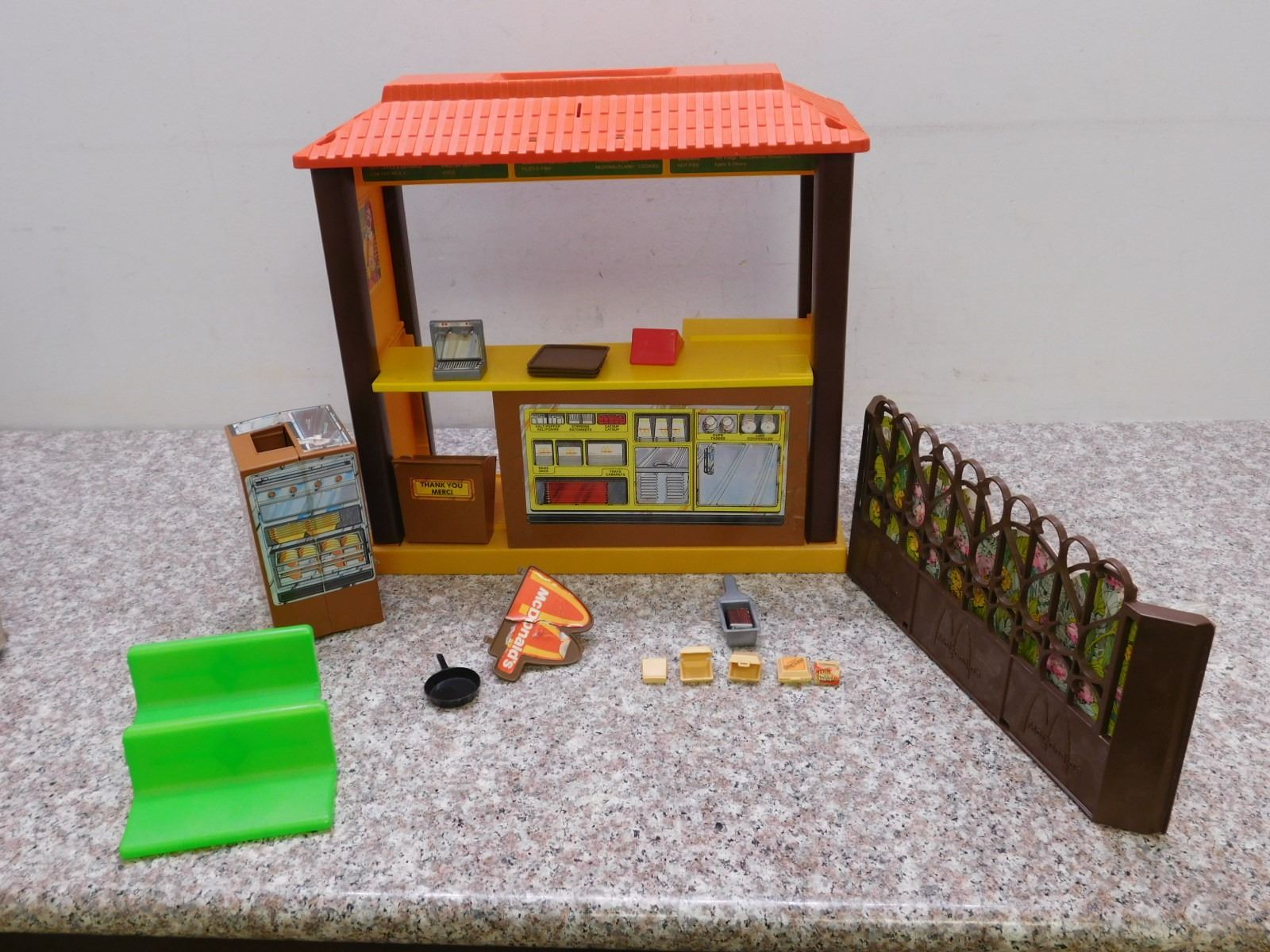 Mattel Barbie Loves McDonalds Kitchen Play Set 1982