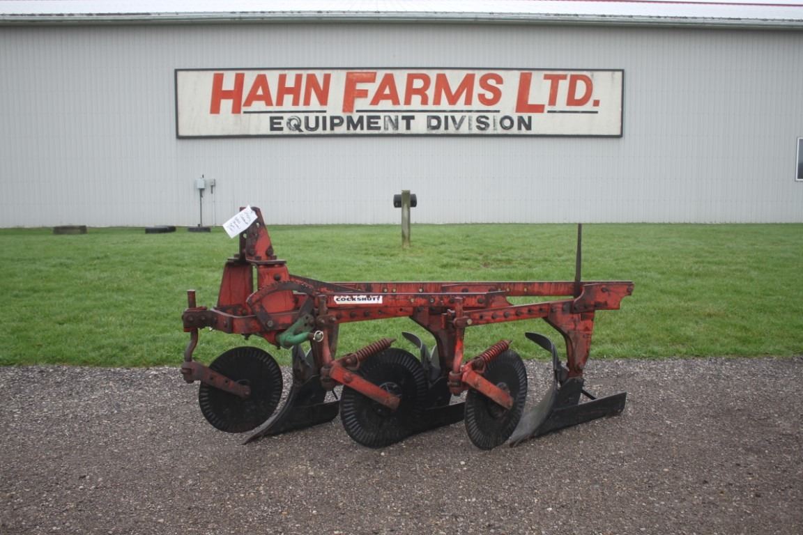 Cockshutt 3242 3 furrow,3pth plow, trip bottom