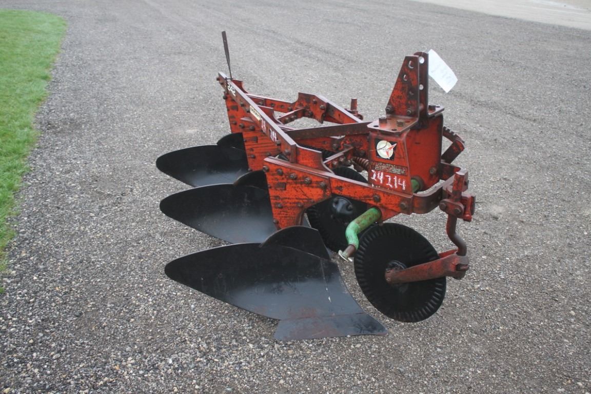 Cockshutt 3242 3 furrow,3pth plow, trip bottom