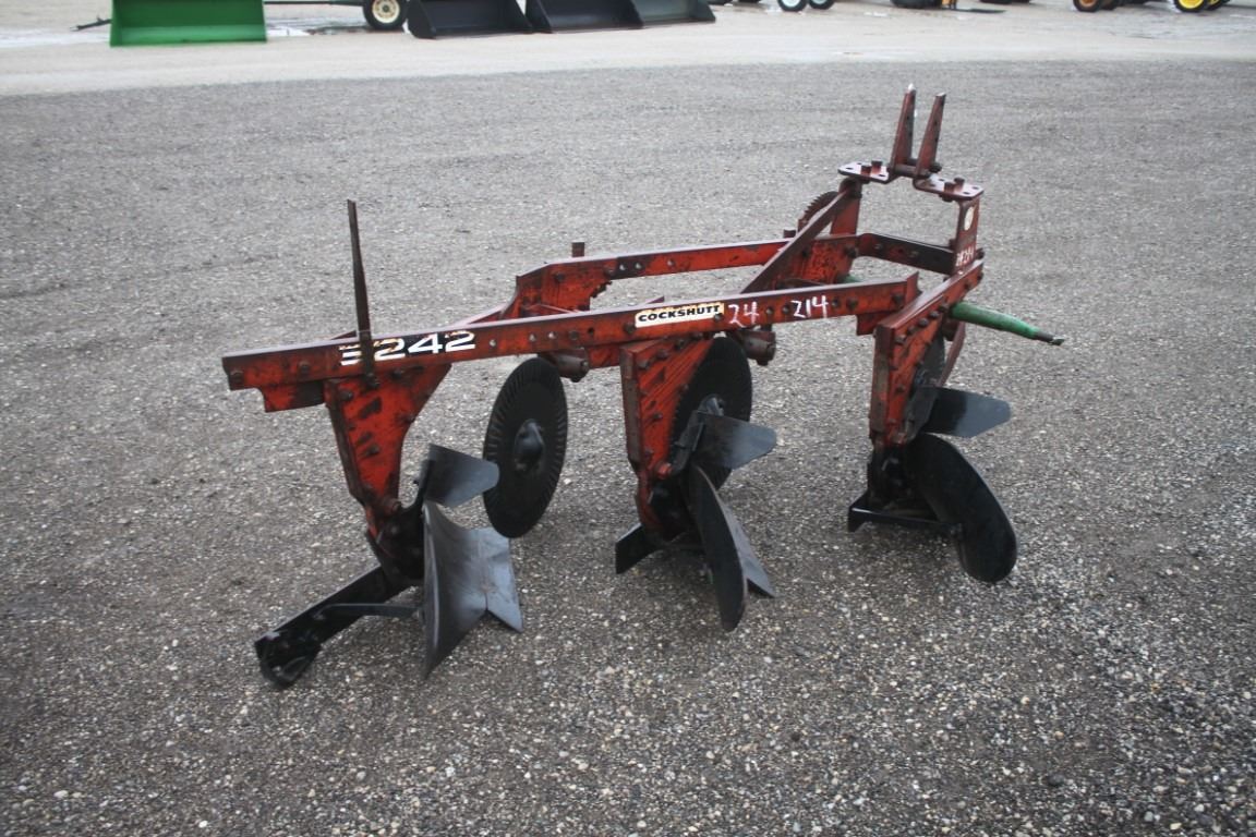 Cockshutt 3242 3 furrow,3pth plow, trip bottom