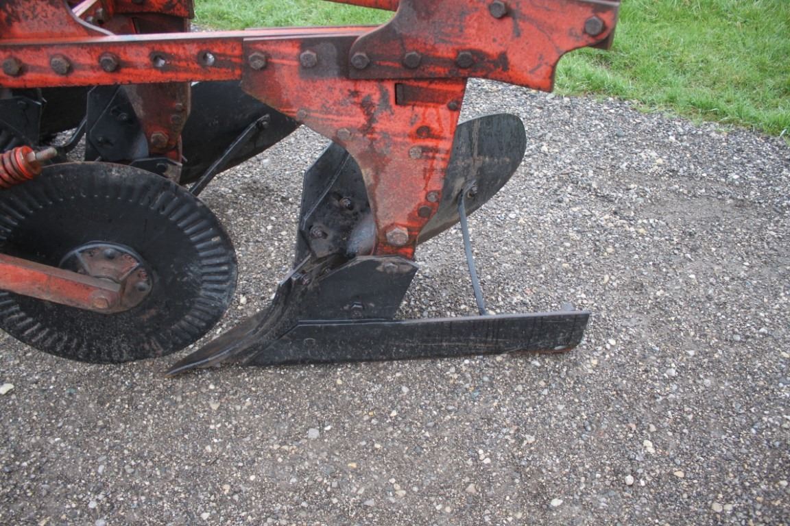 Cockshutt 3242 3 furrow,3pth plow, trip bottom