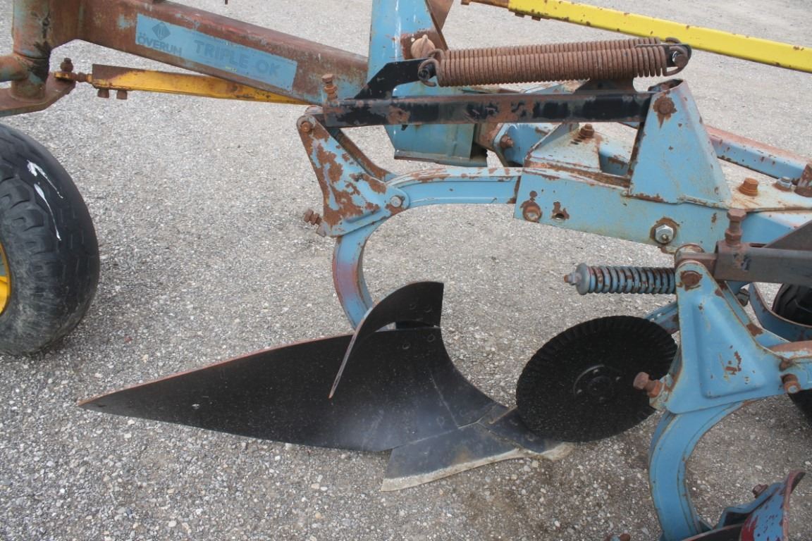 Overum 5 furrow semi mount plow, hydraulic furrow adjust