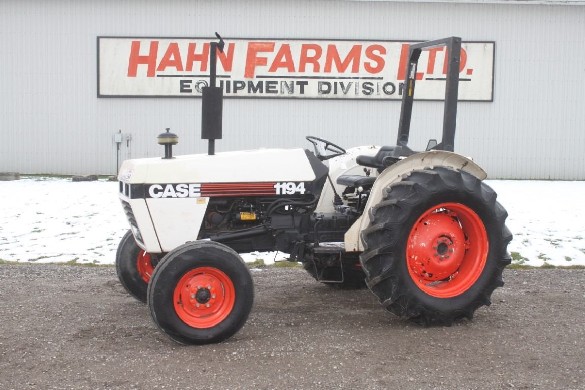 Case 1194 2wd tractor, rops, 2 remotes, 14.9x28, 1881 hours, one owner