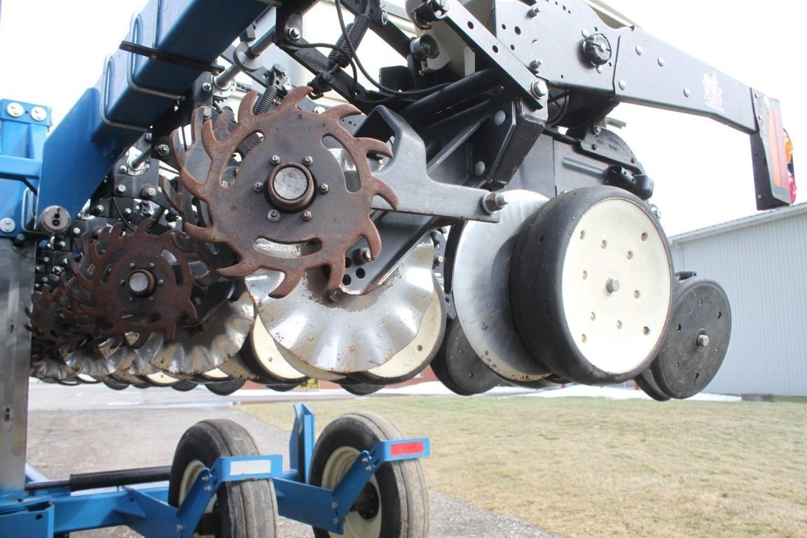 Kinze 3500 8/15 interplant planter, KPM III monitor, row cleaners, corn ...