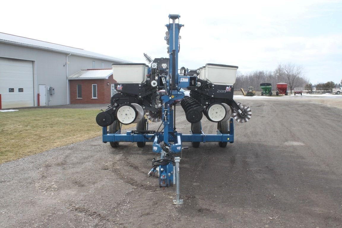 Kinze 3500 8/15 interplant planter, KPM III monitor, row cleaners, corn ...