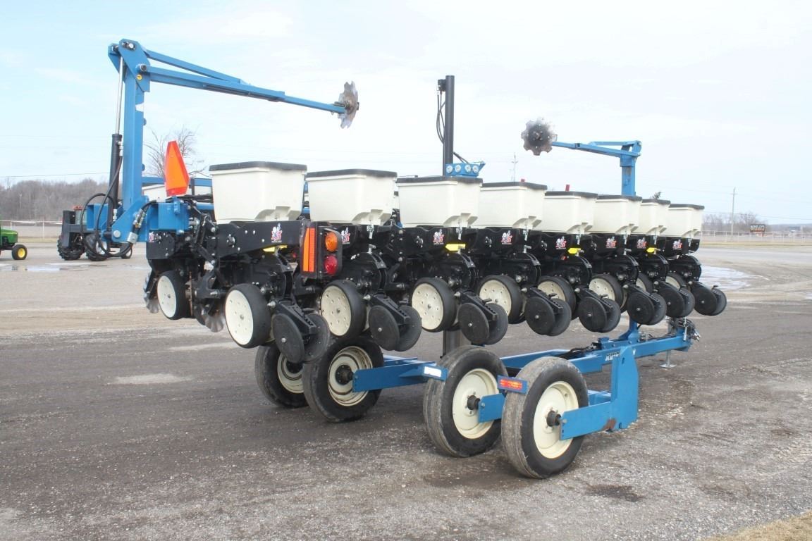 Kinze 3500 8/15 interplant planter, KPM III monitor, row cleaners, corn ...
