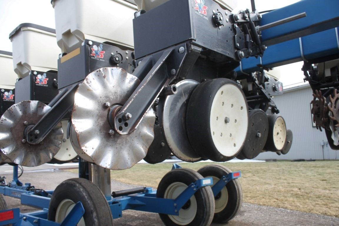 Kinze 3500 8/15 interplant planter, KPM III monitor, row cleaners, corn ...