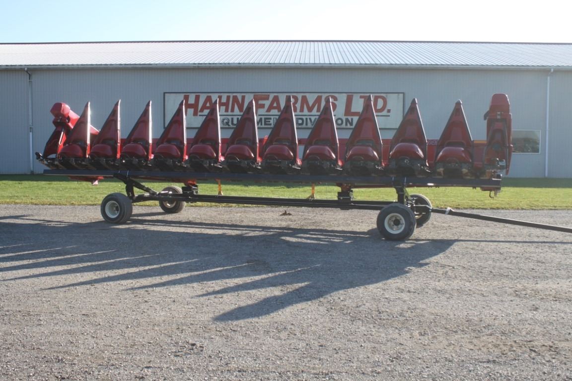 CIH 3412 12 row corn head, flagship hook up, single point knife rolls ...