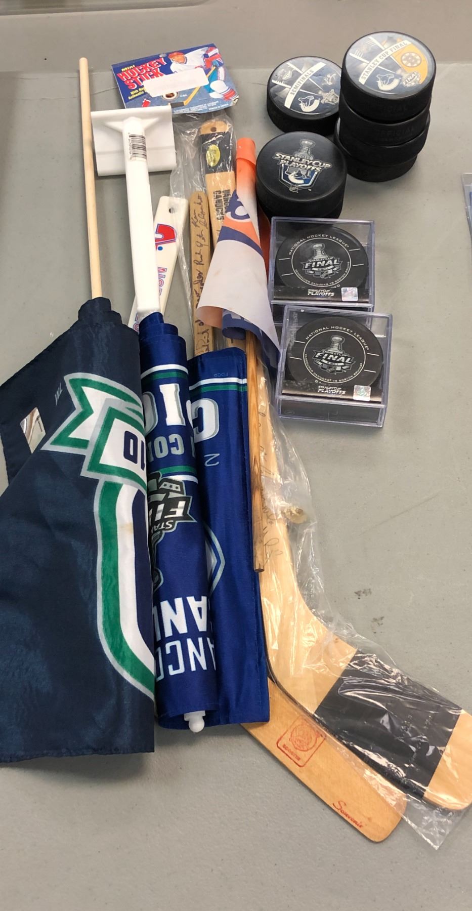 Group of Vancouver Canucks collectibles & memorabilia - includes ...