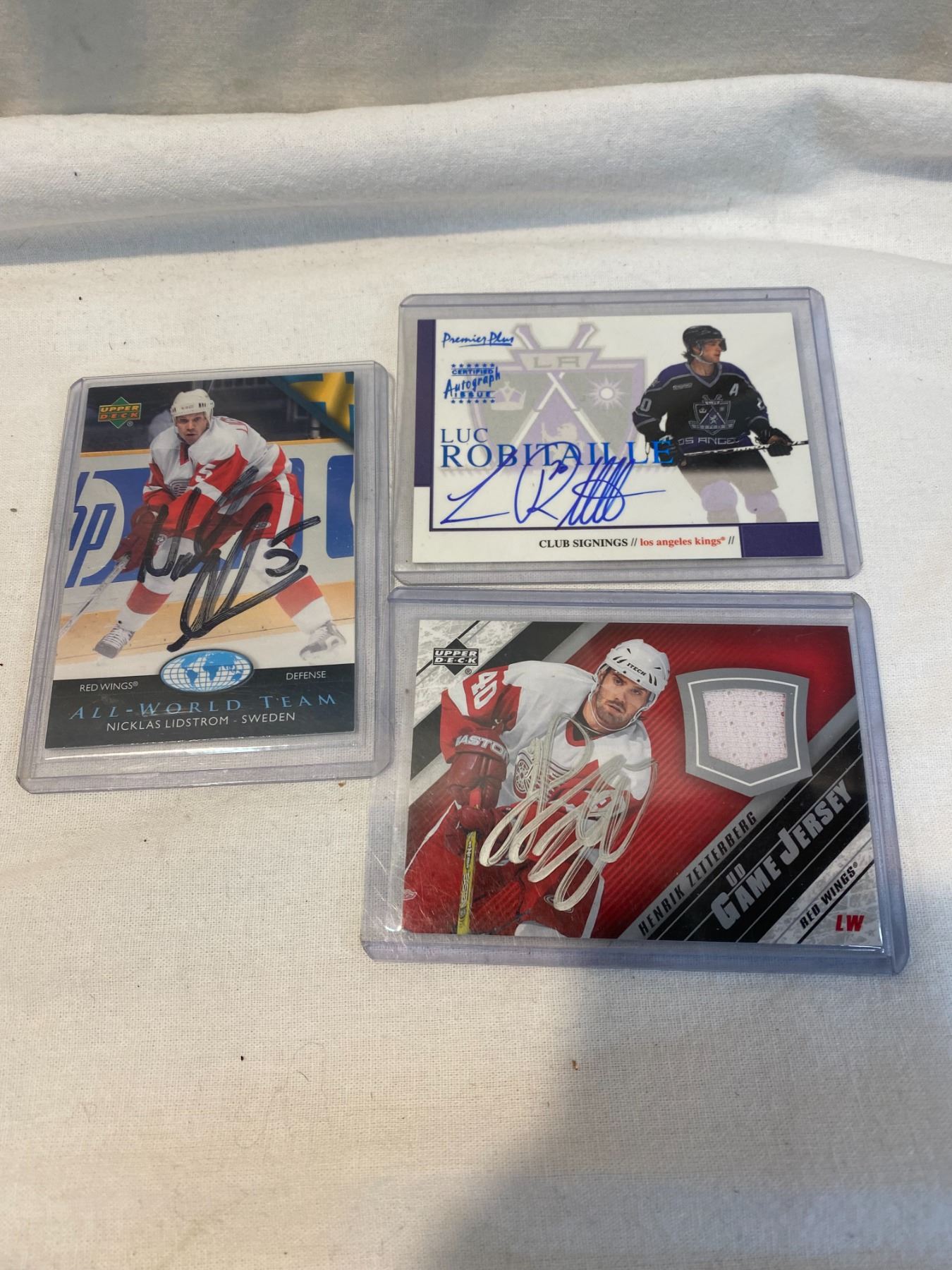 Collectible hockey cards with signatures