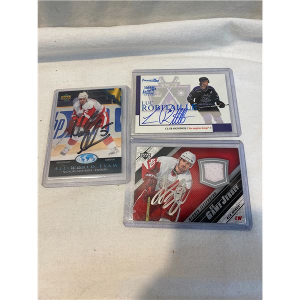 Collectible hockey cards with signatures