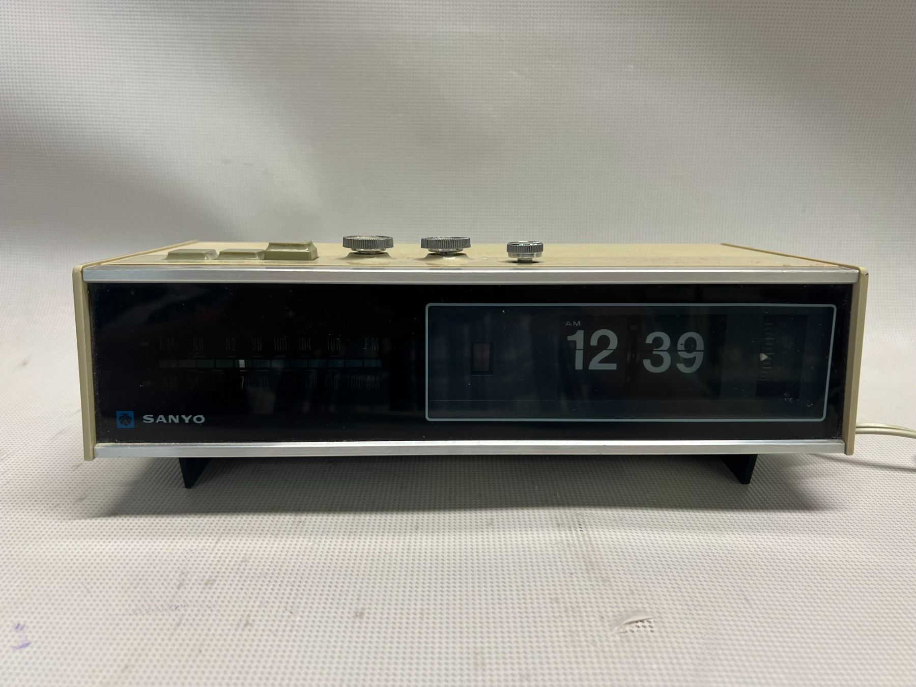 Vintage Sanyo 10FA-T40 Flip Clock Radio