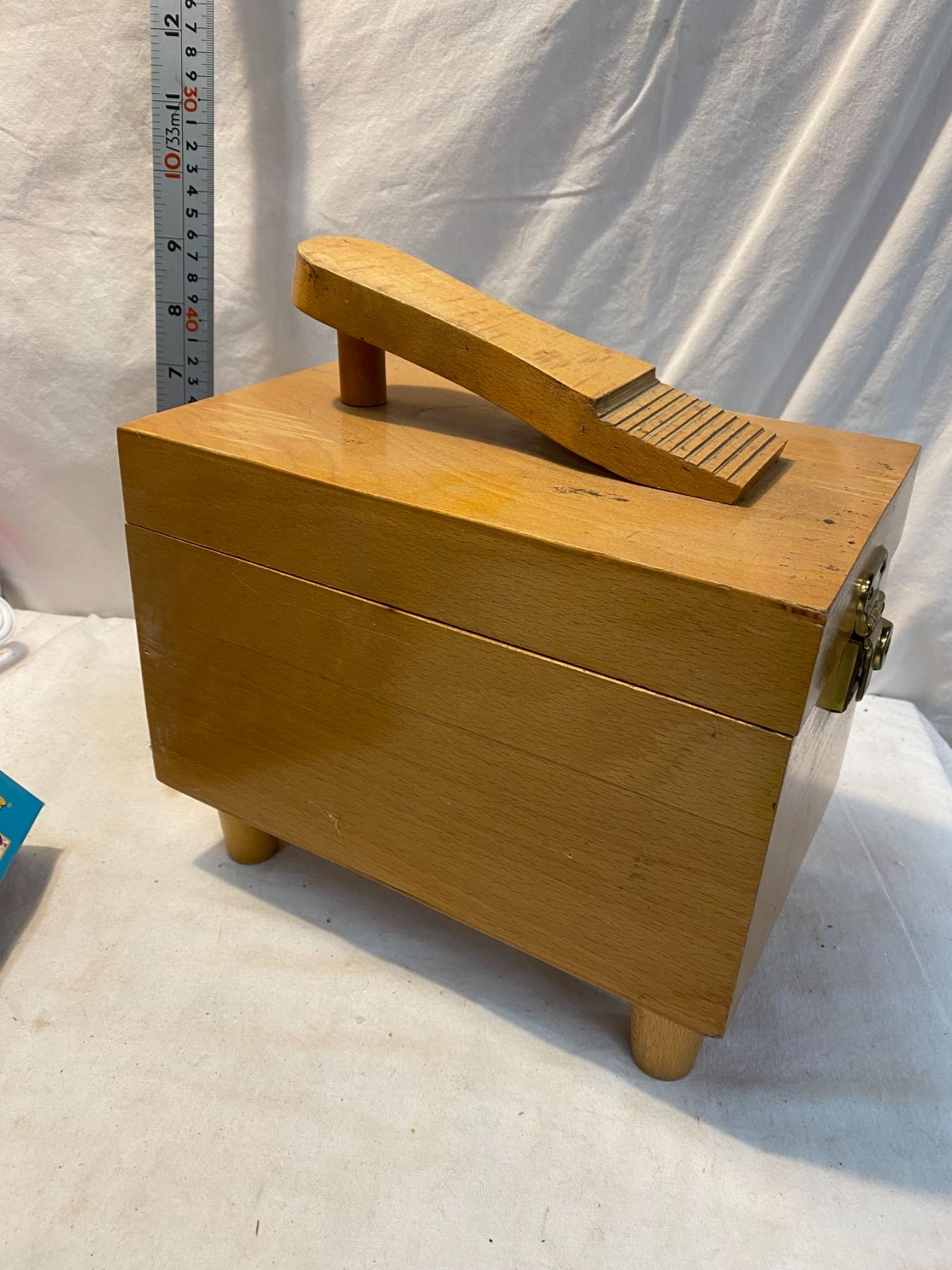 Shoe shine box