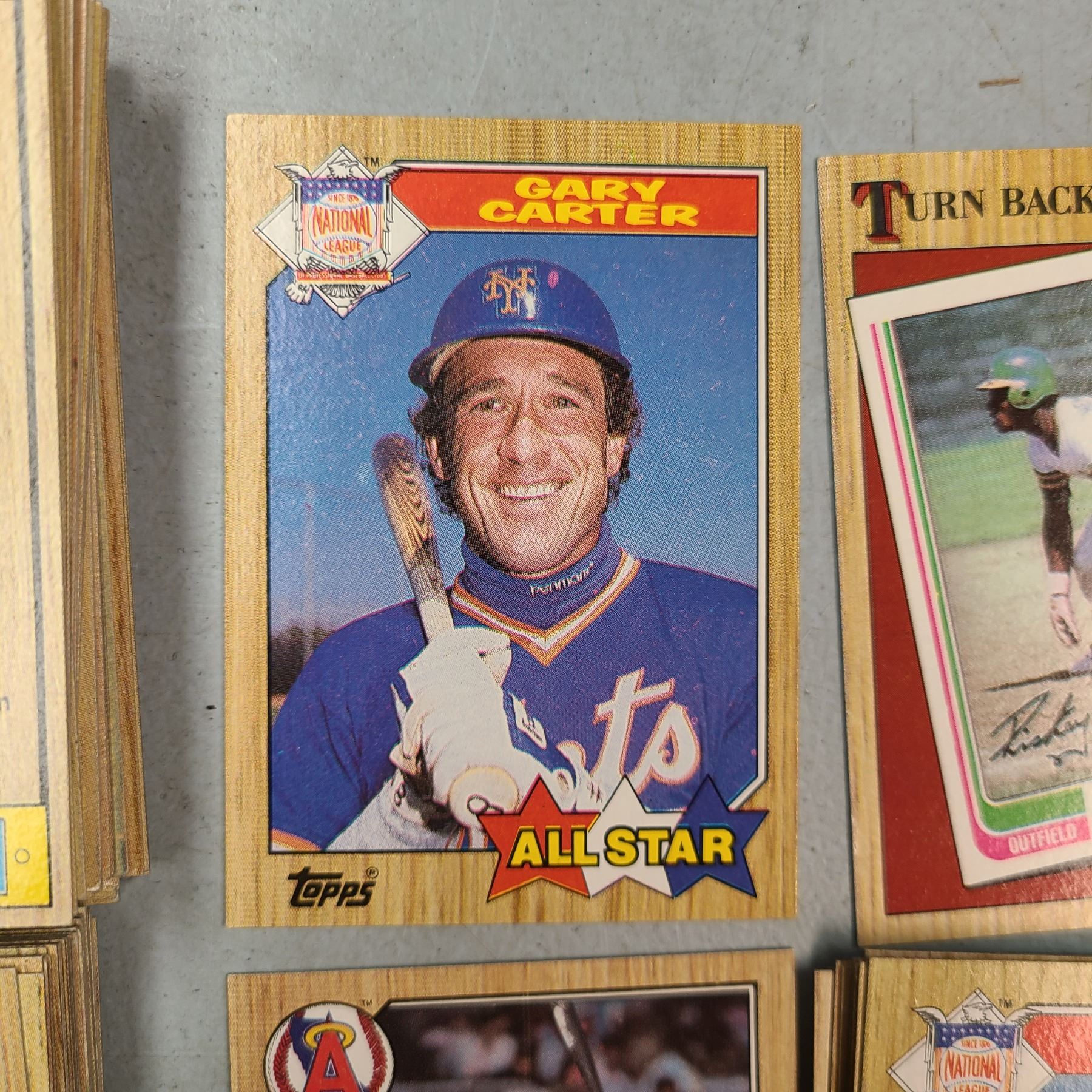 Topps 1997 Baseball Card Set - +/- 200 cards