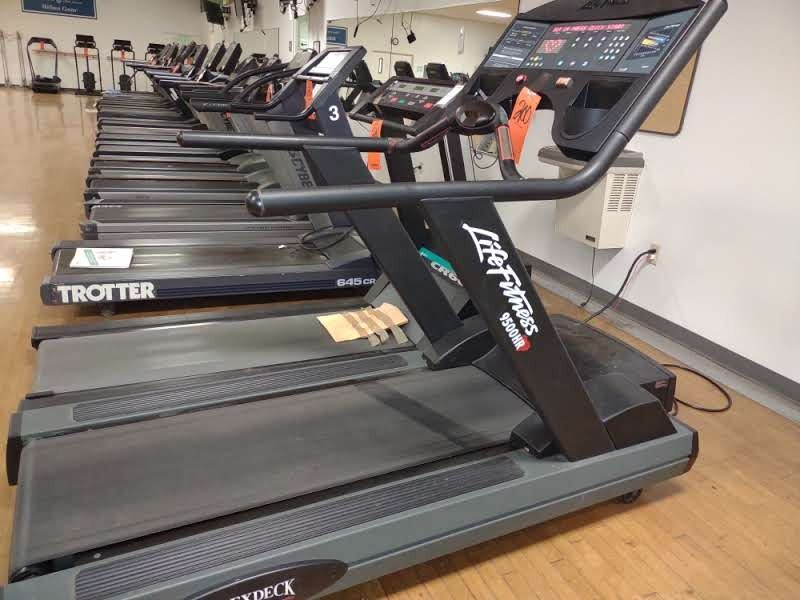 LIFE FITNESS 9500HR FLEX DECK TREADMILL (COST $3,500.00 NEW)