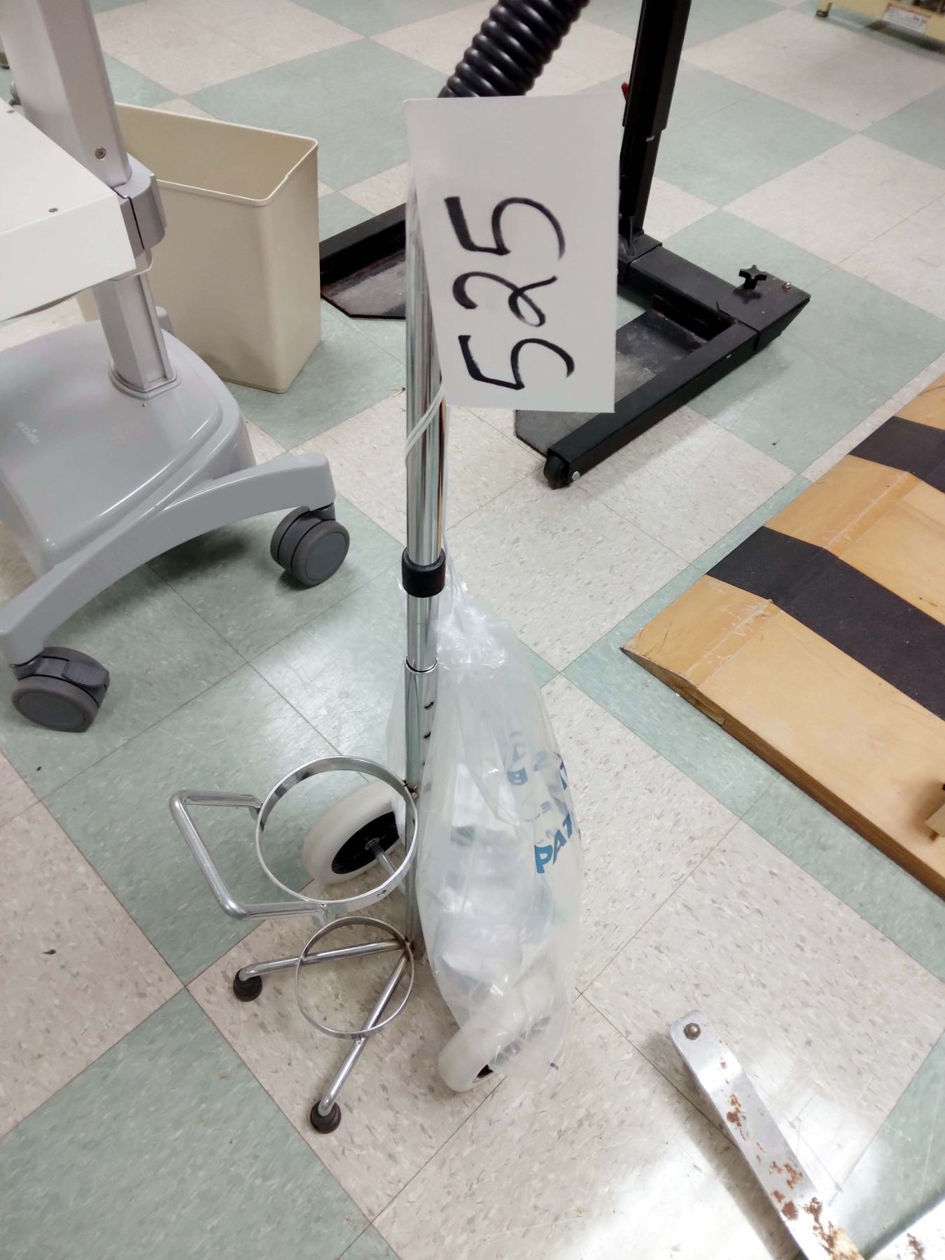 ROLLING OXYGEN TANK HOLDER