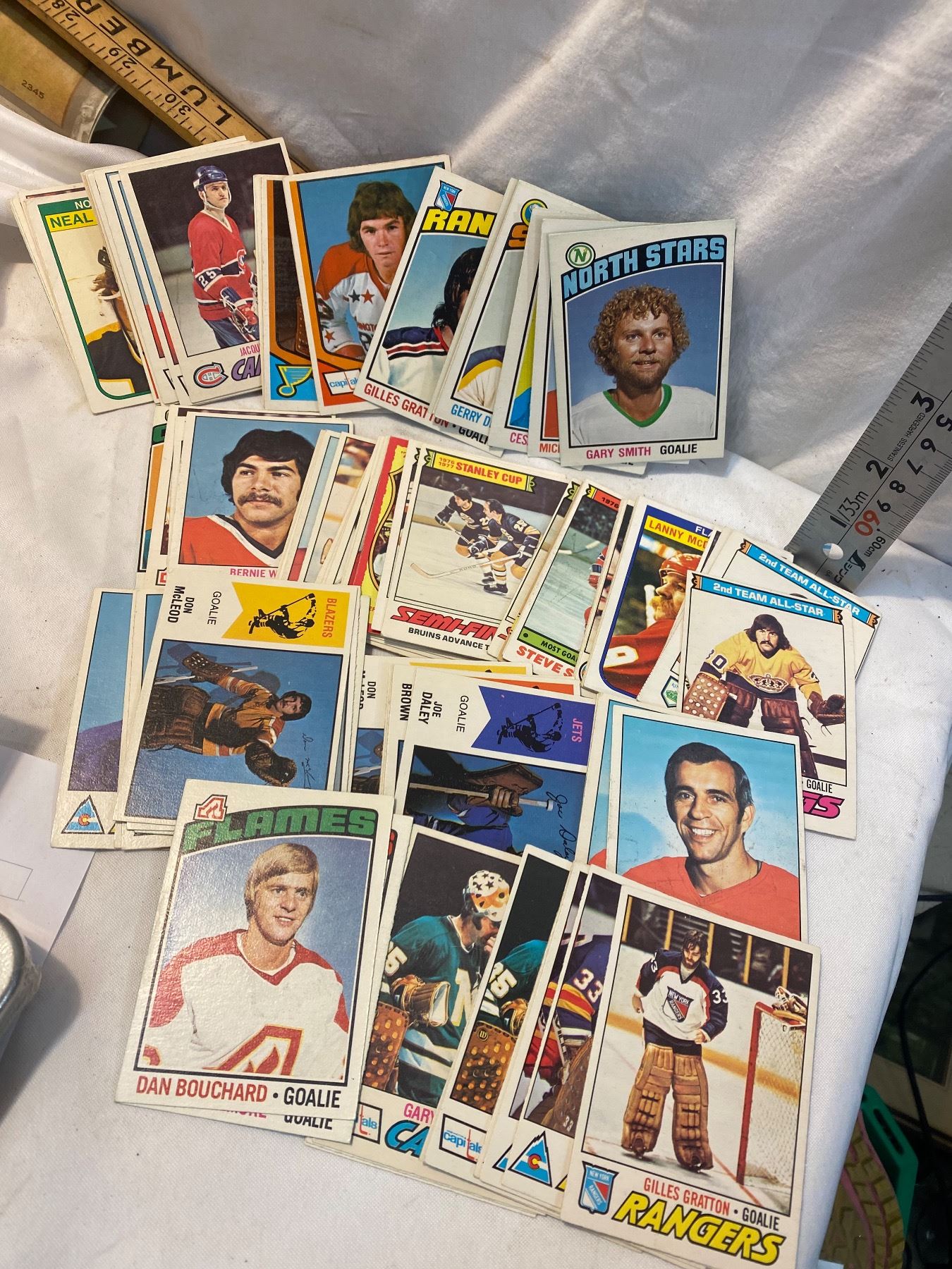 Assorted vintage hockey cards