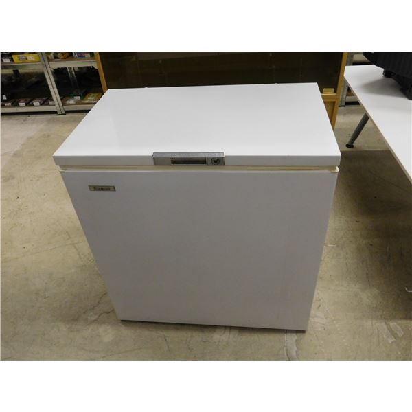 Deep Freezer Ice Box Beaumark Apartment Sized 34" Wide 21.5" Deep 37" Tall