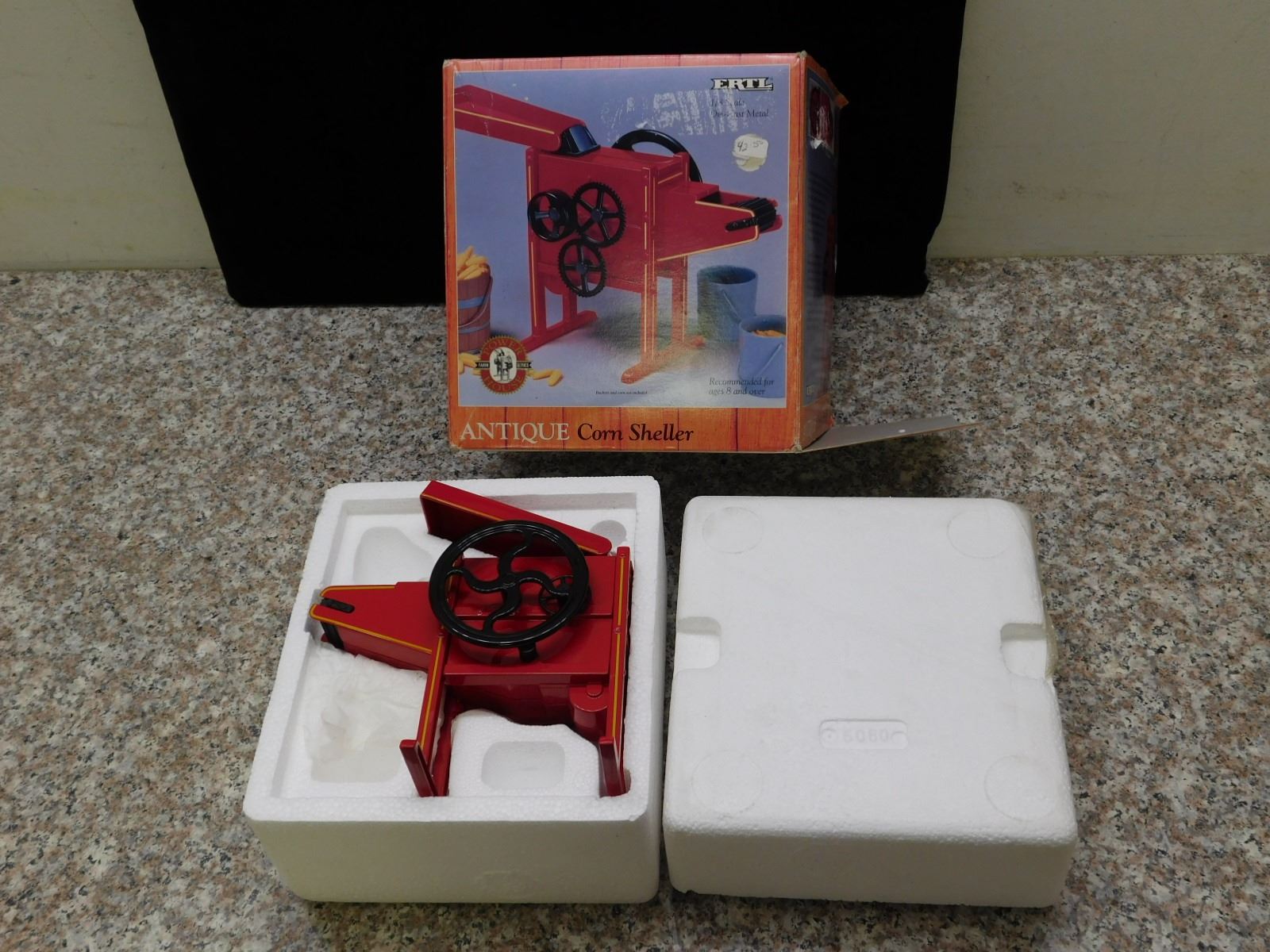 ERTL Antique Corn Sheller 1:8 Scale With Box