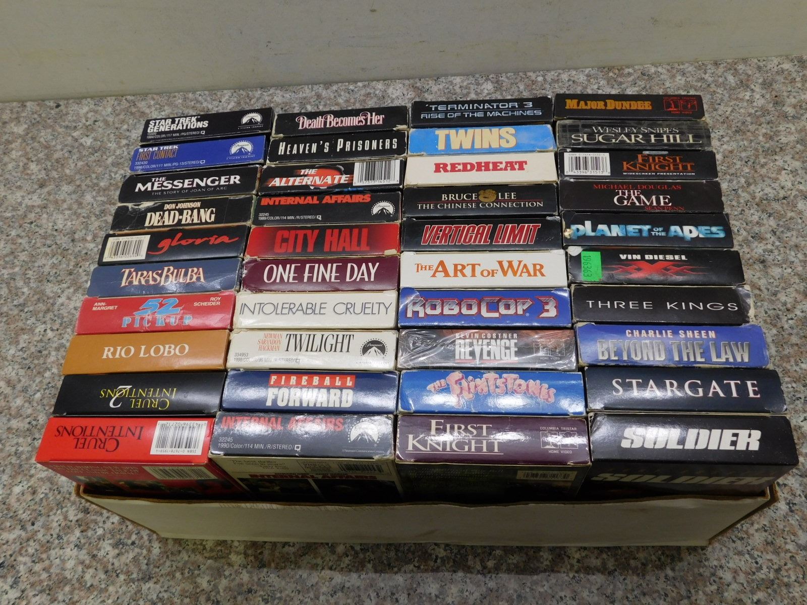 Lot of 40 Various VHS Movies Robocop Stargate Planet of the Apes ...