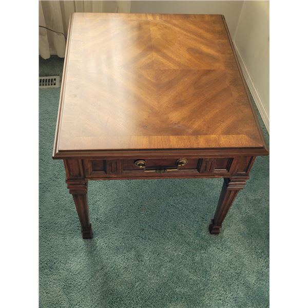 DREXEL HERITAGE QUEEN ANNE STYLE END TABLE