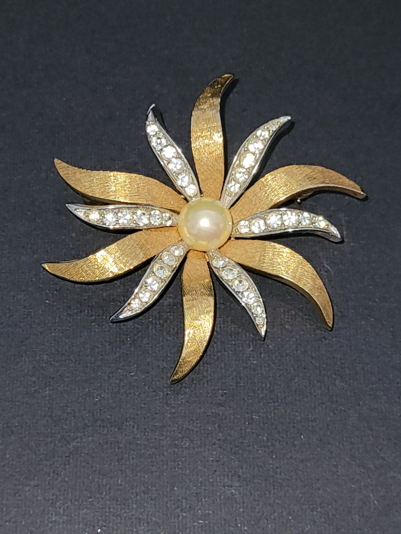 VINTAGE BOUCHER BROOCH NUMBERED 7072