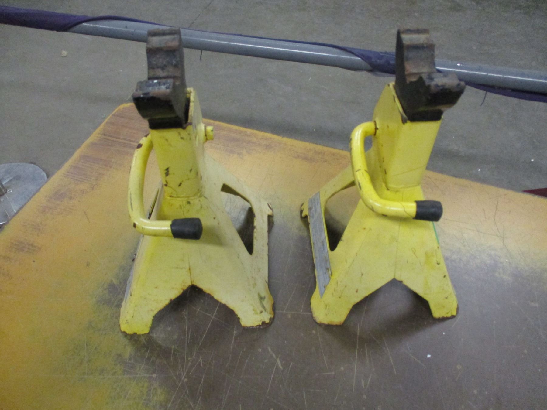 ESTATE: SET OF 2 - 3 TON AXLE STANDS