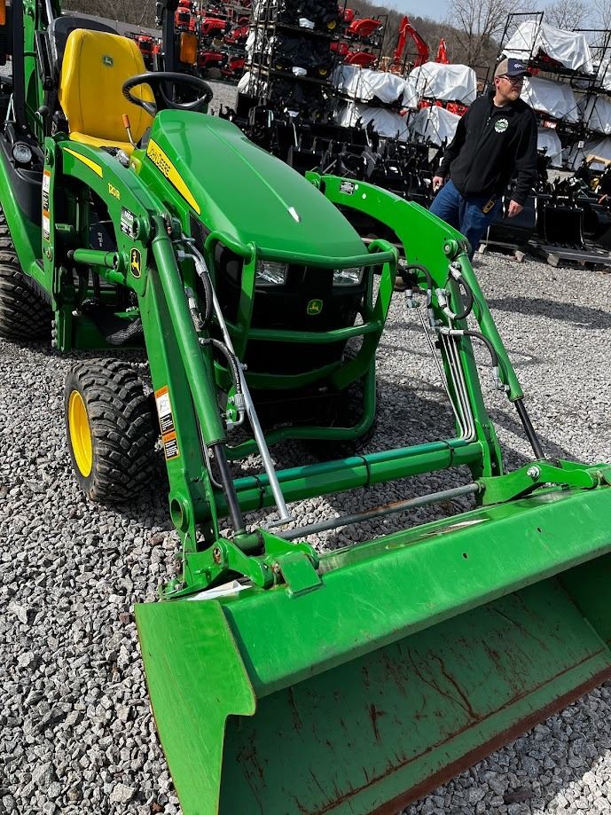 2021 SUPER CLEAN JOHN DEERE 1025R TLB TRACTOR / LOADER/BACKHOE/130 HOURS