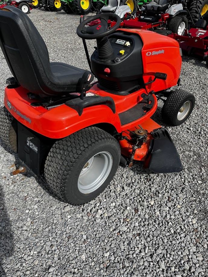 SIMPLICITY LAWN TRACTOR w MOWER DECK