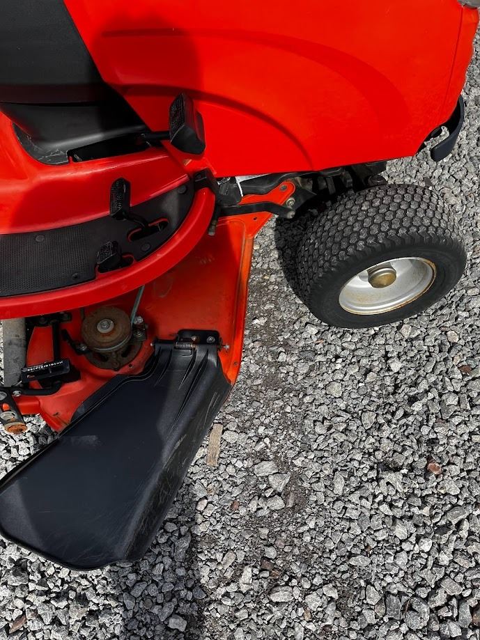 SIMPLICITY LAWN TRACTOR w MOWER DECK