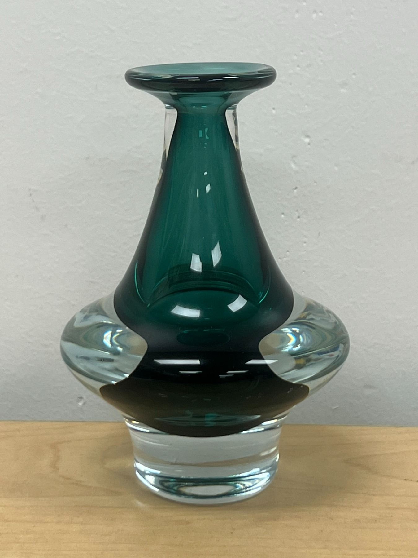 Signed Jan Benda (Canada) Art Glass Bulb Vase - 4.5" tall