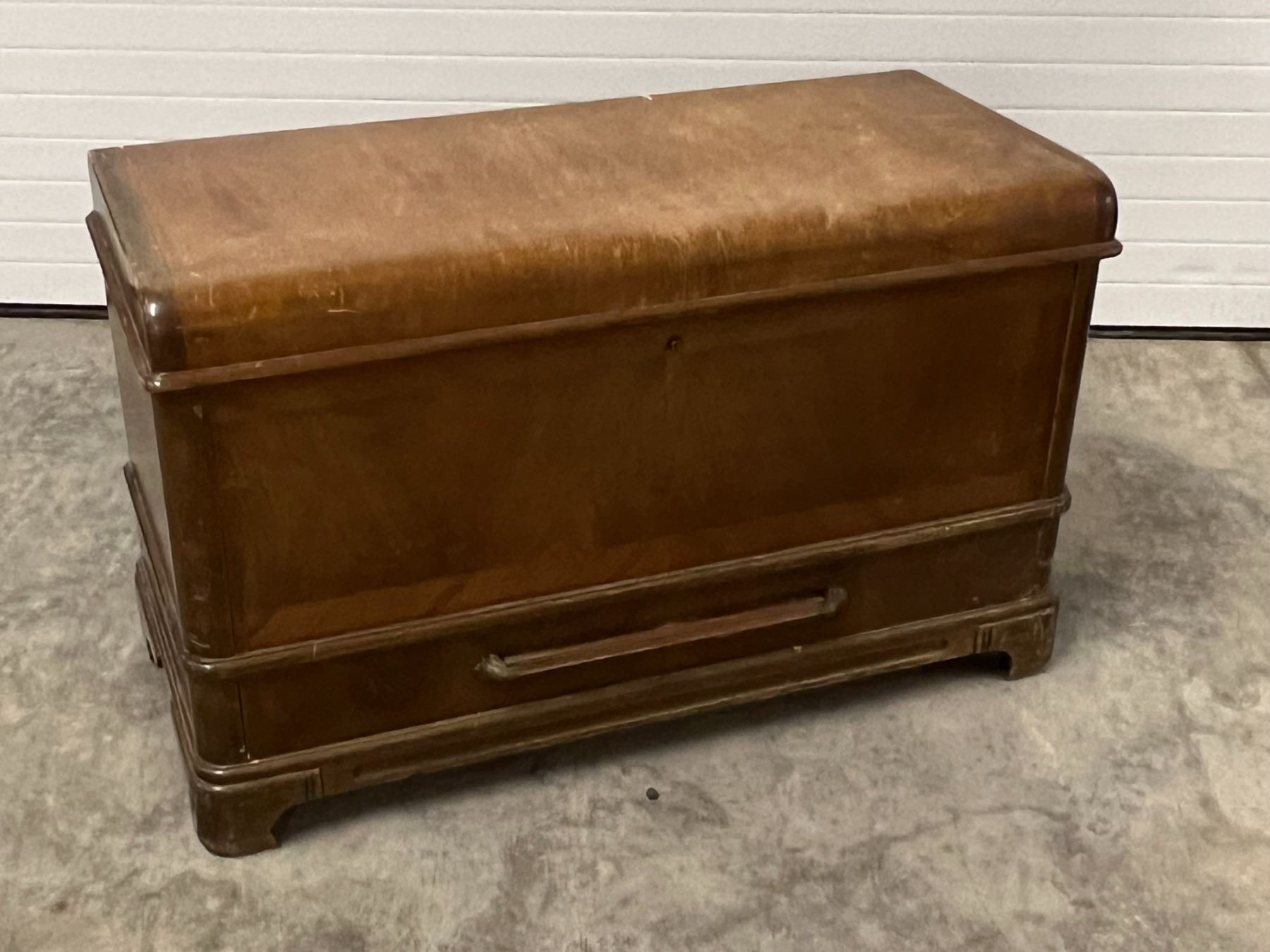 Vintage Wooden Cedar Storage Chest / Trunk (approx: 41x18" & 26"T)