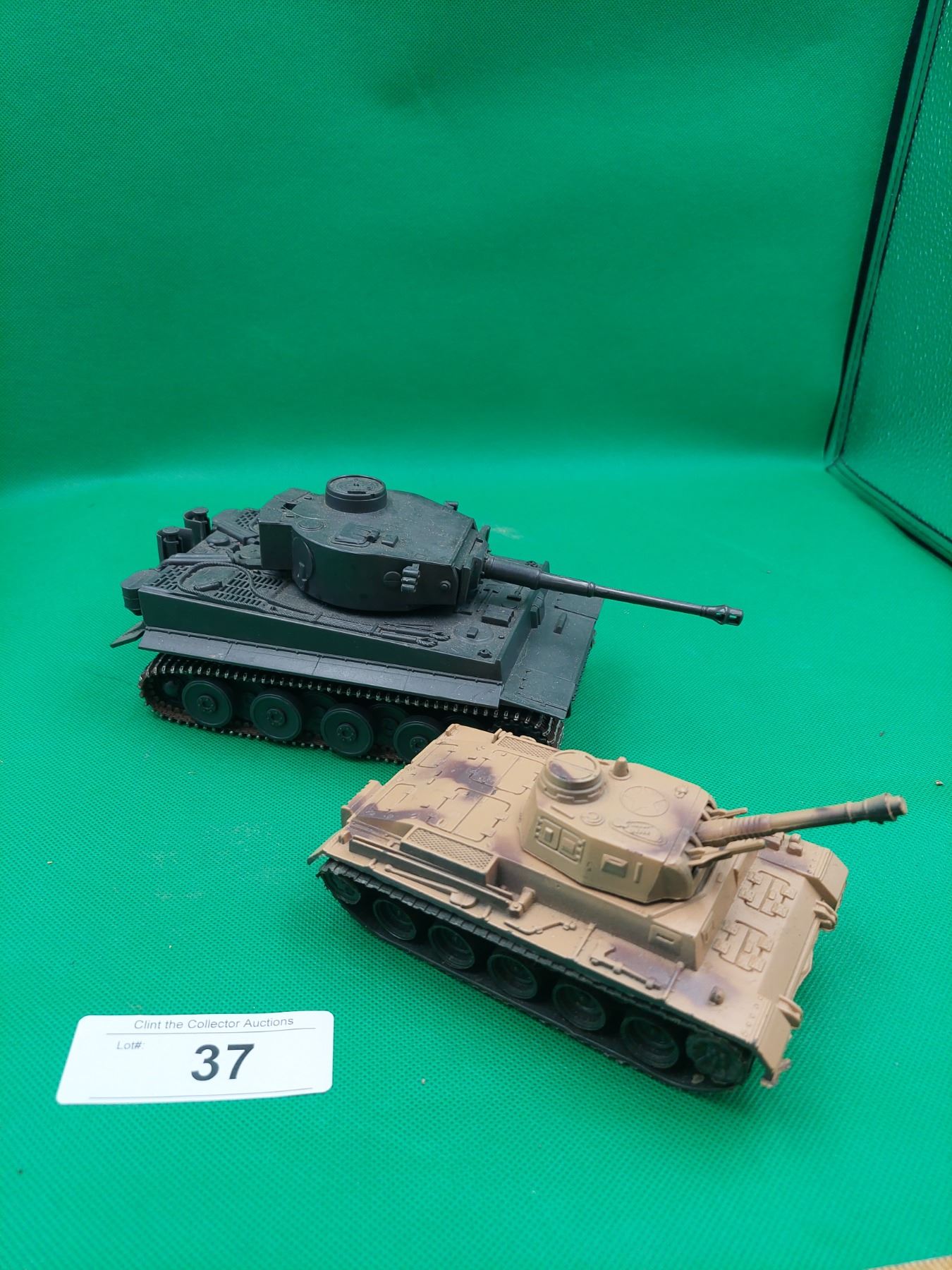 PAIR MODEL TANKS