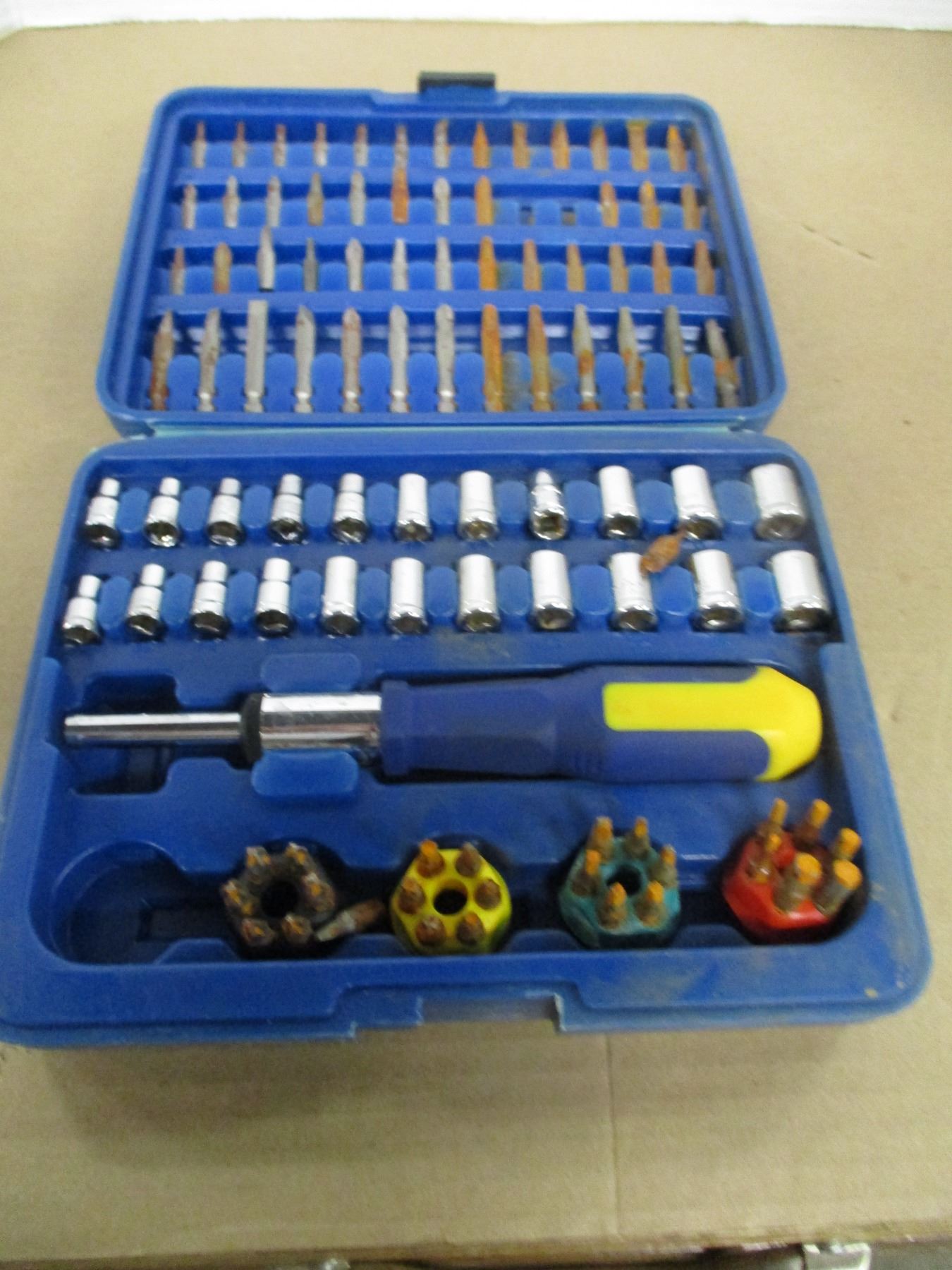 SCREWDRIVER, BIT & SOCKET SET
