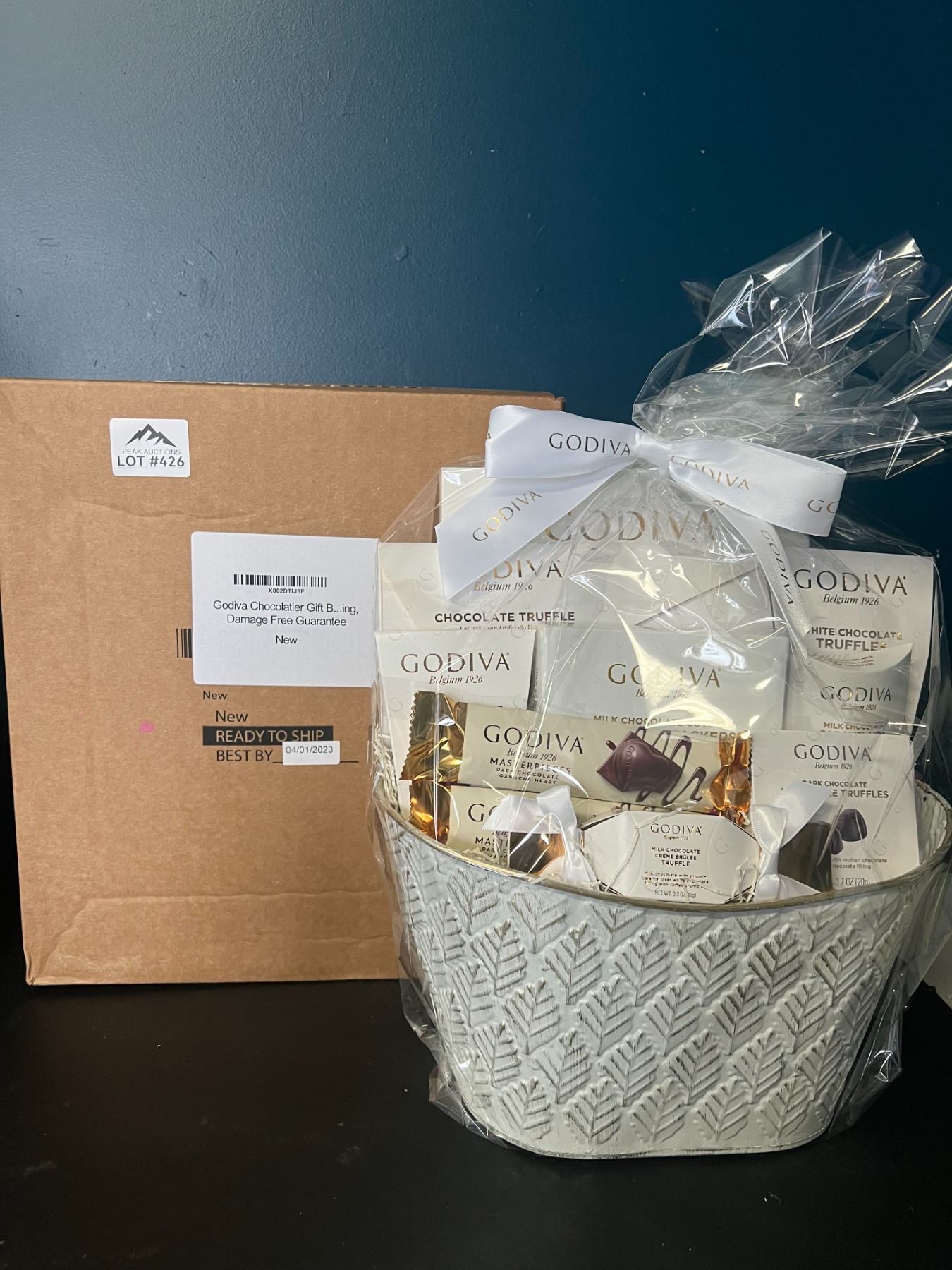 Lot of 1 Godiva Chocolatier Premium Gift Basket Set