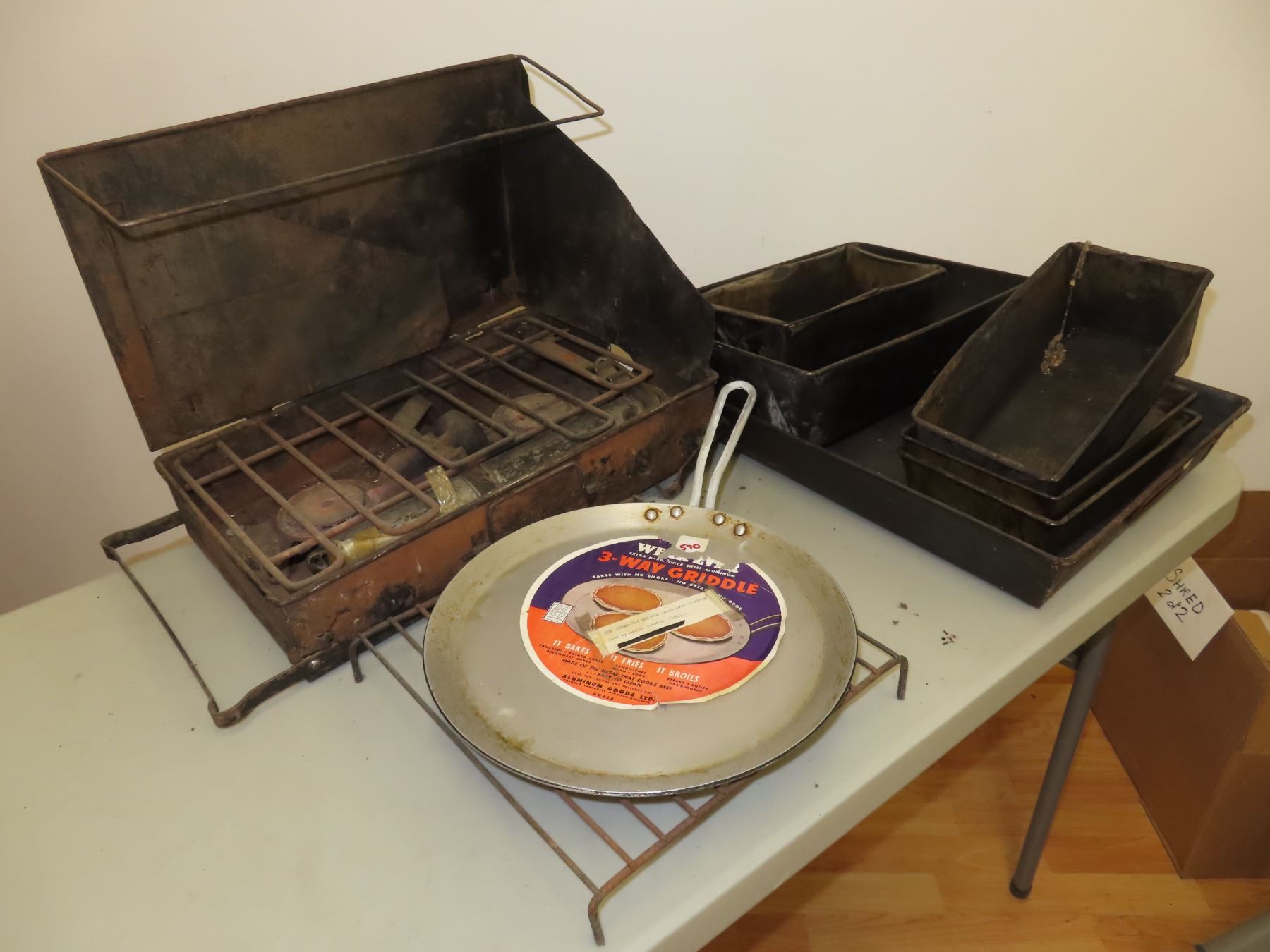 lot of bread pans, old camp stove & 3-way griddle - Schmalz Auctions