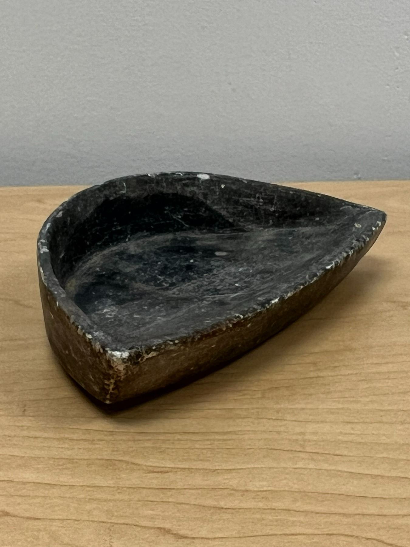 Inuit Soapstone Kudlik Oil Blubber Lamp (Qullik) - approx: 6 x 3.5 ...