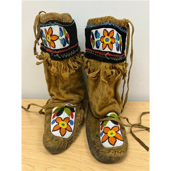 First Nations Beaded Mukluks - see photos for condition (foot approx ...